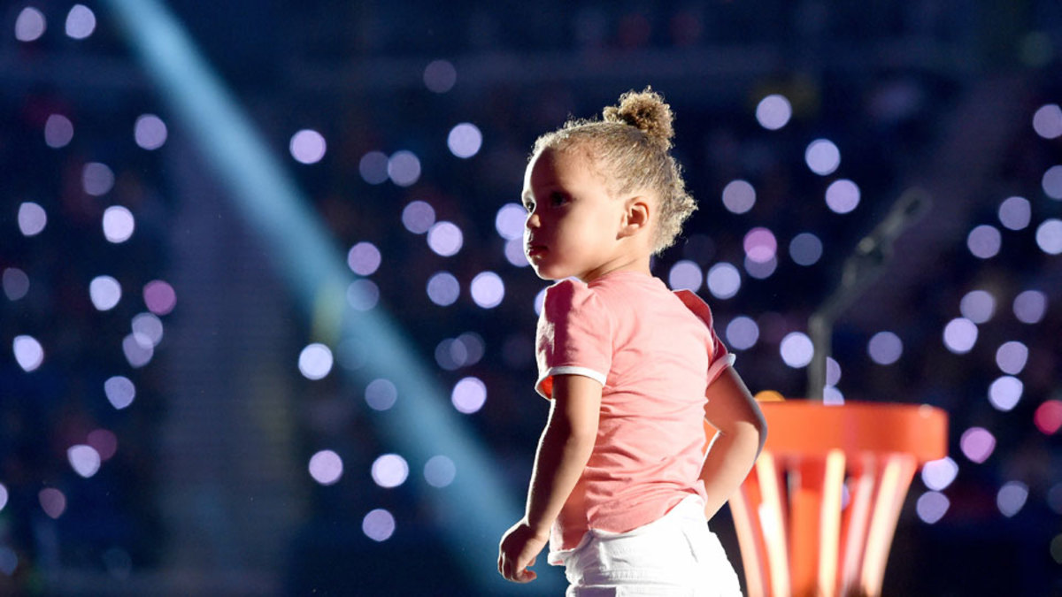 Watch: Riley Curry dances on Warriors Dance Cam - Sports Illustrated