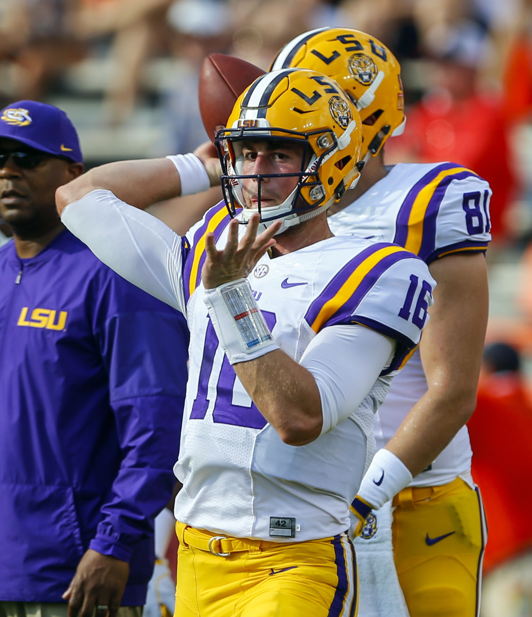 Auburn LB Tre Williams tossed for targeting on hit to Etling - Sports ...