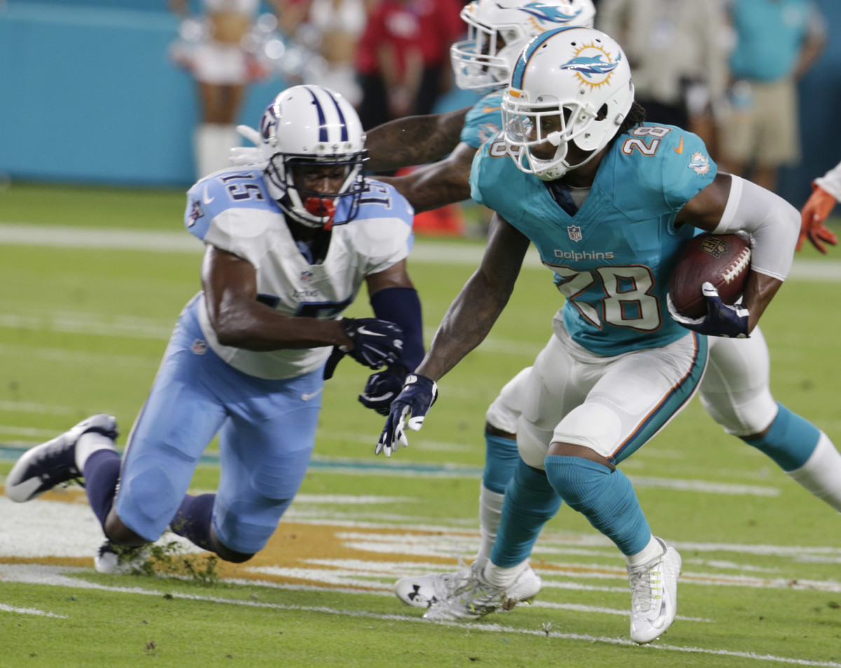 Titans start fast and beat Dolphins 21-10 - Sports Illustrated