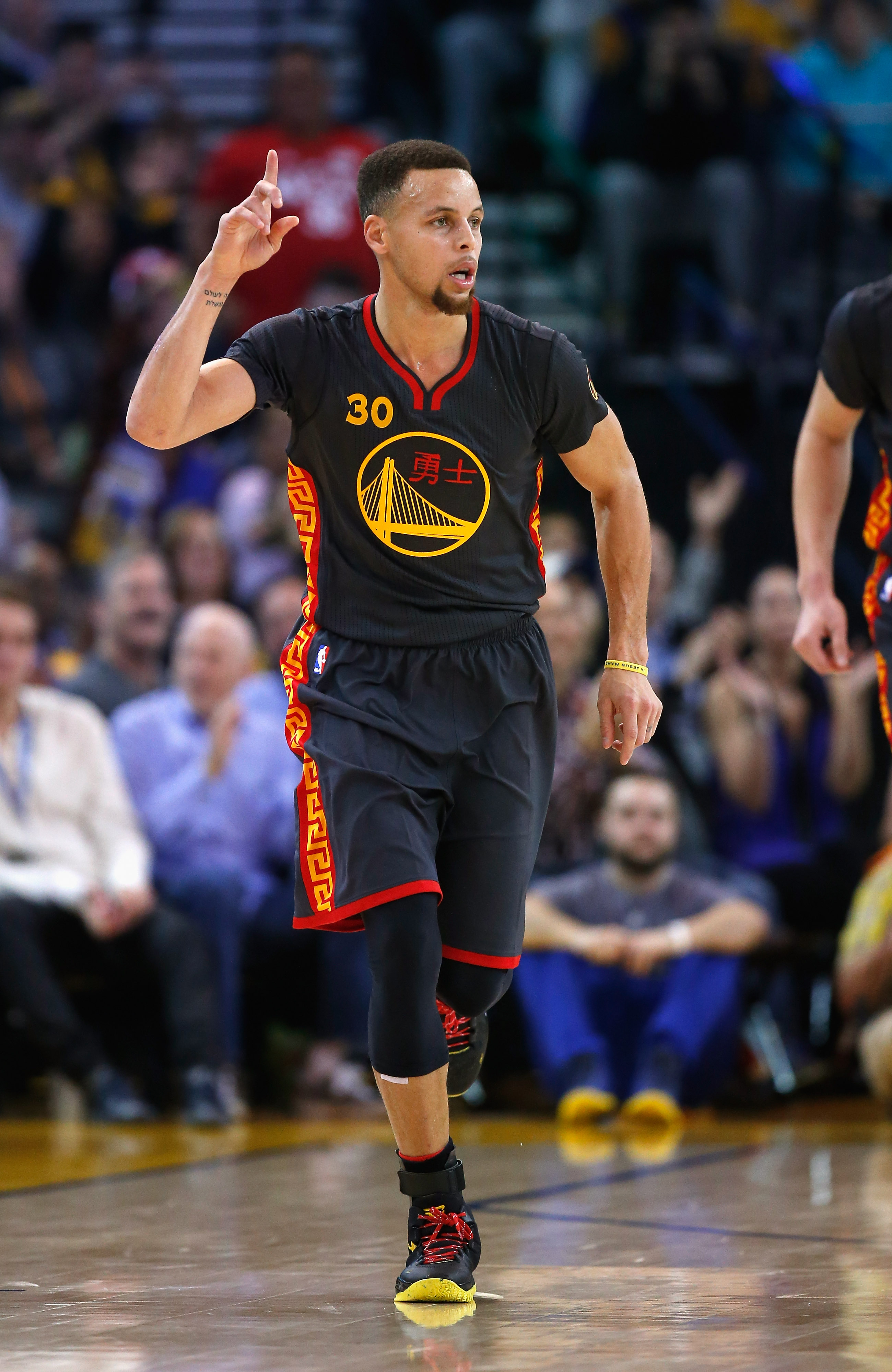Curry leads Warriors past Rockets for 42nd straight home win - Sports ...