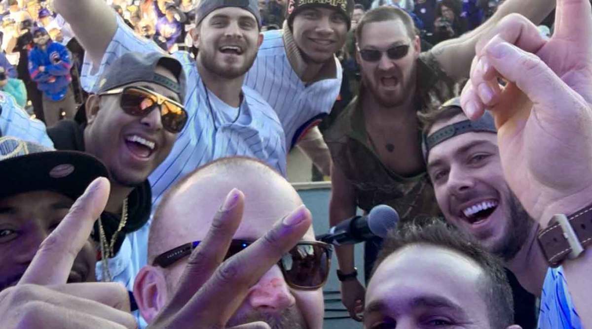 David Ross takes selfie with crowd at Cubs World Series rally - Sports ...