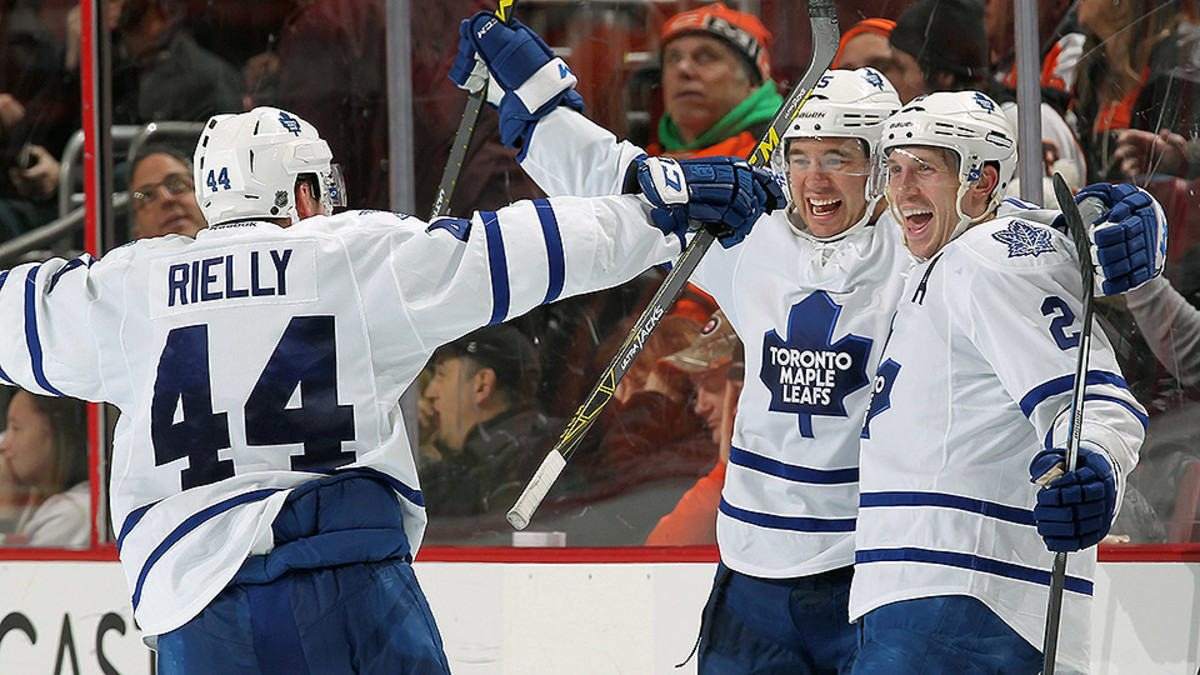 Maple Leafs Matt Hunwick scores game-winning goal vs Flyers - Sports ...
