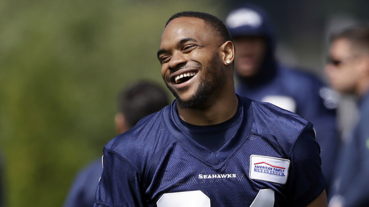 Seahawks fan gives Thomas Rawls necklace (video) - Sports Illustrated