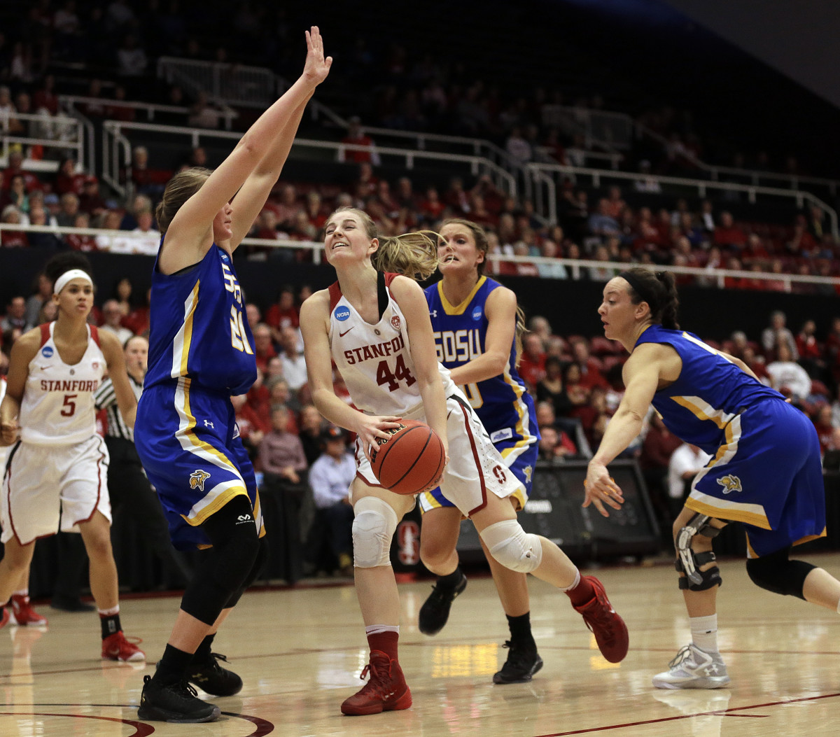 Thompson's 3-point play with 8.2 seconds left lifts Stanford - Sports ...