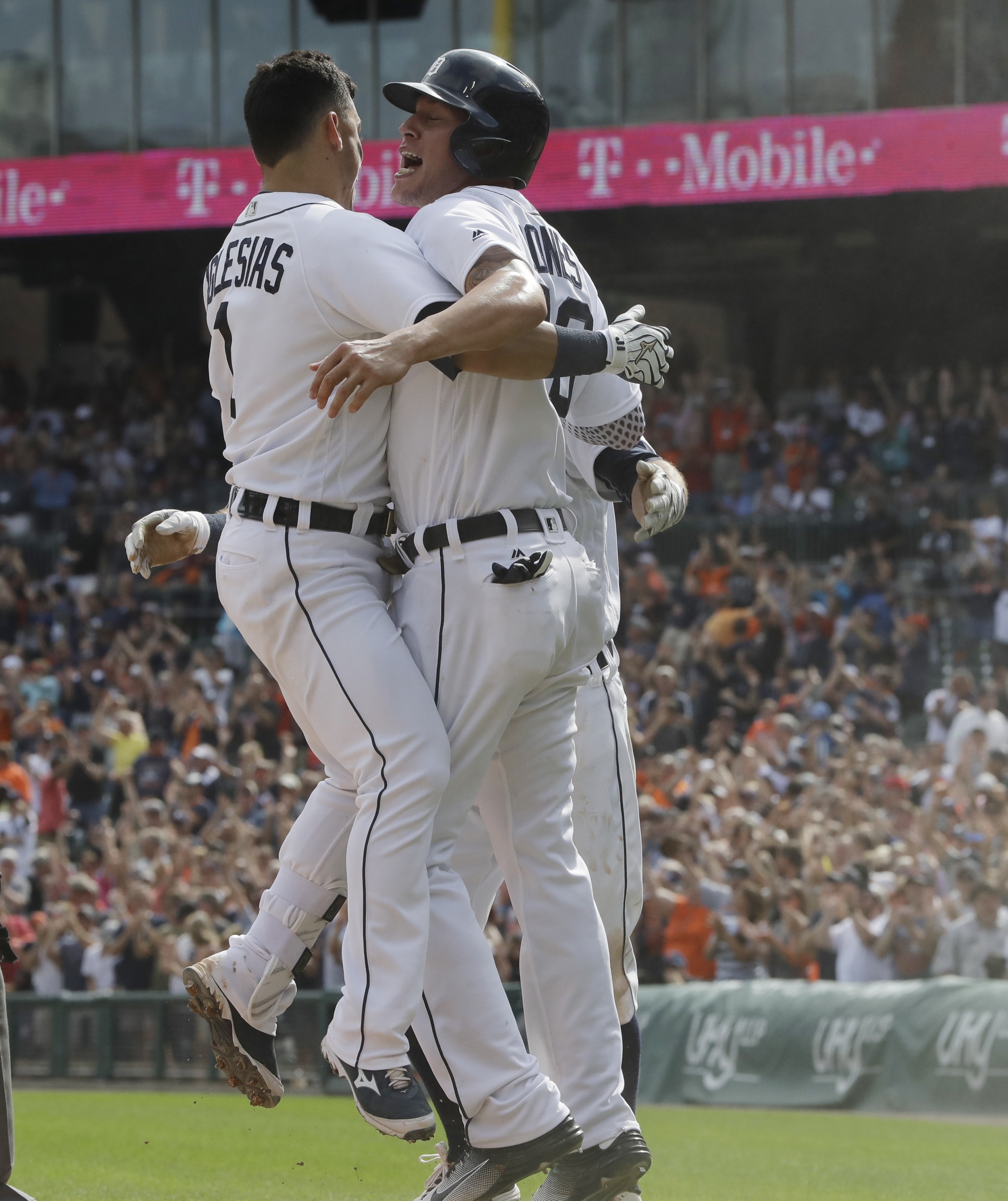 Jones, Tigers rally past White Sox, complete sweep - Sports Illustrated