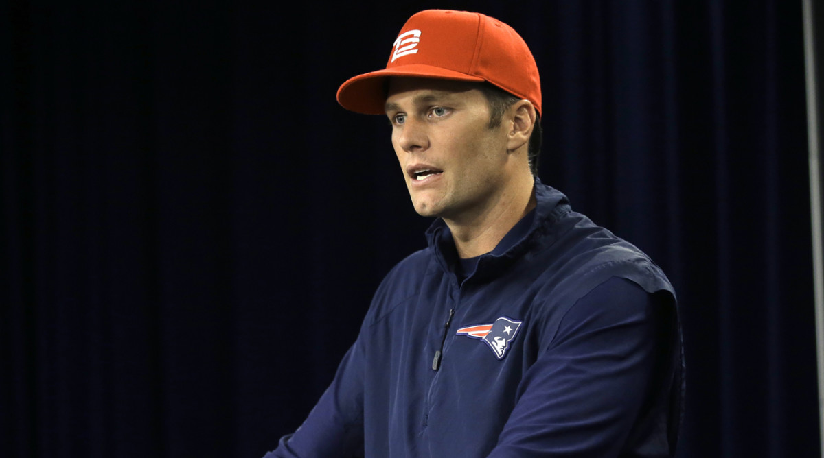 Tom Brady thumb injury: Photo of cut at press conference - Sports ...