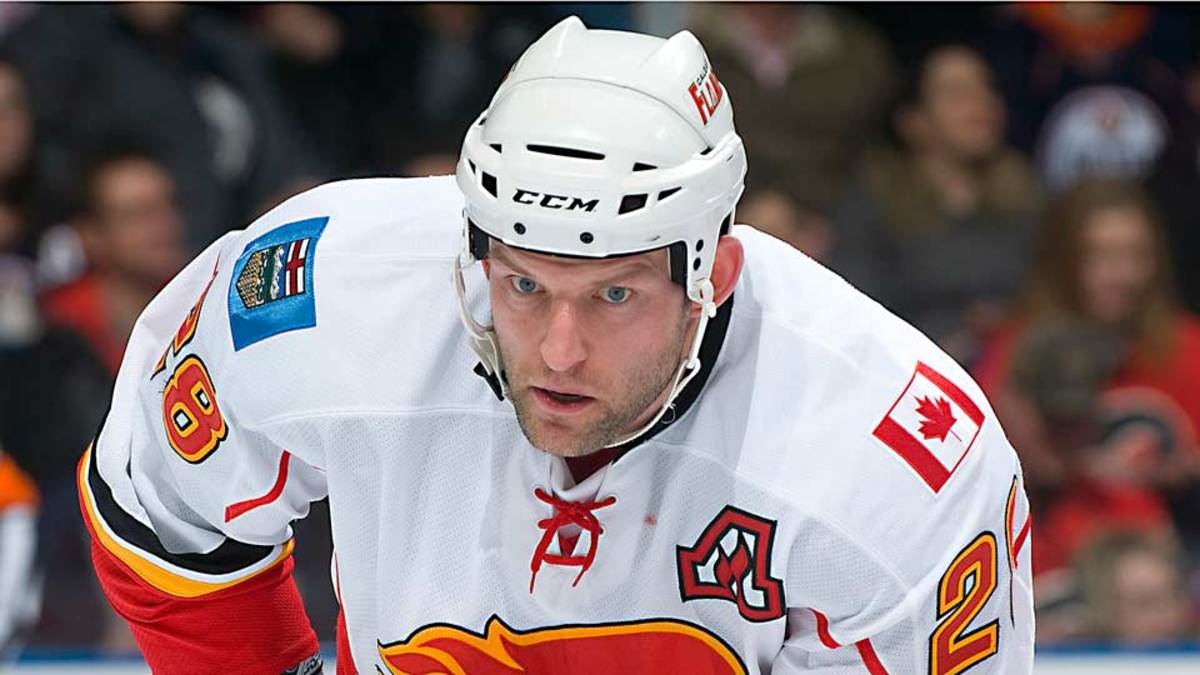 Robyn Regehr returns to Calgary to retire as member of Flames - Sports ...