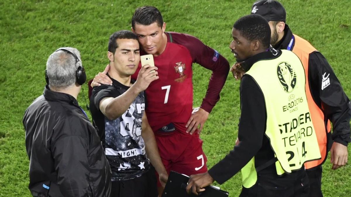 Cristiano Ronaldo takes selfie with fan after match - Sports Illustrated