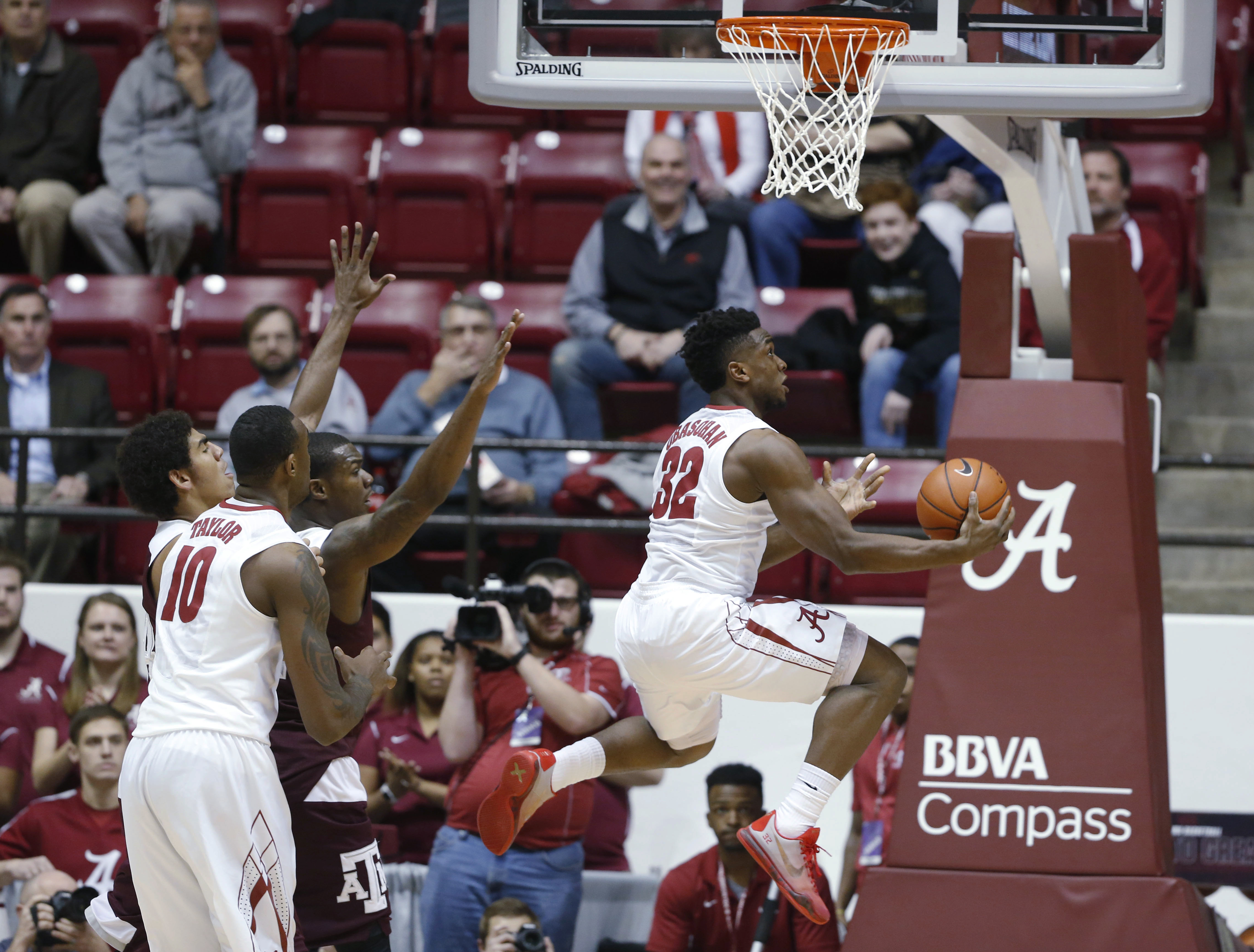 Alabama holds off slumping No. 15 Texas A&M, 63-62 - Sports Illustrated