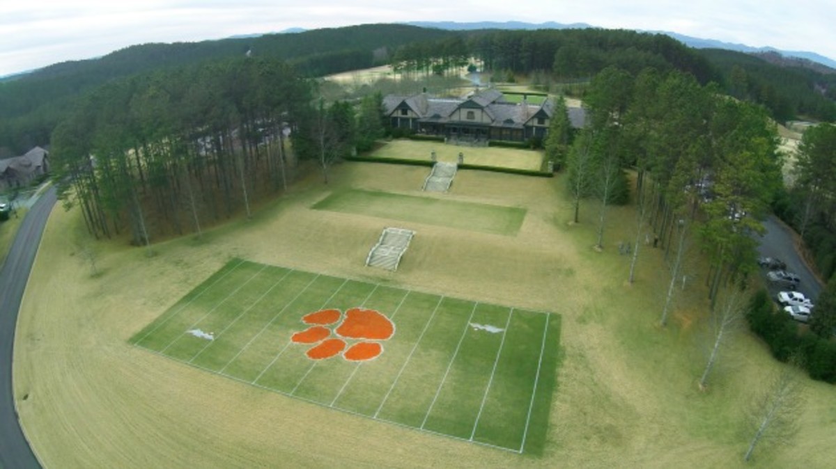 Clemson’s Dabo Swinney’s golf club made a mini football field - Sports ...