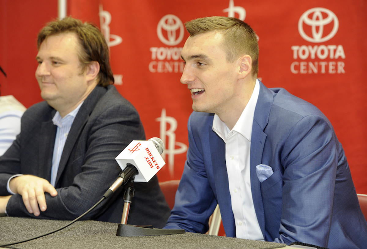 Sam Dekker returns from NBA draft to cut lawn for mom - Sports Illustrated