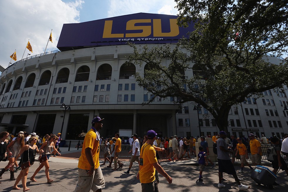 LSU fans welcome South Carolina with dogs - Sports Illustrated