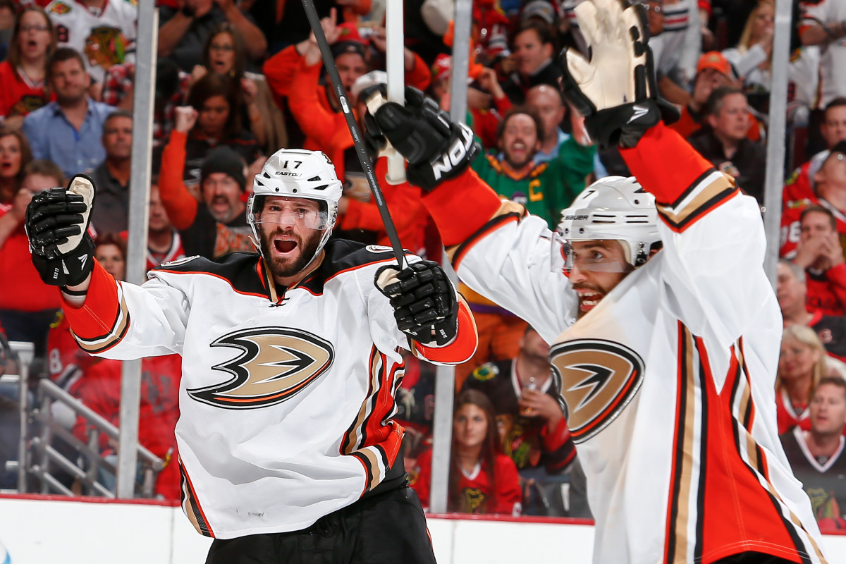 Anaheim Ducks score three goals in 37 seconds against Blackhawks ...