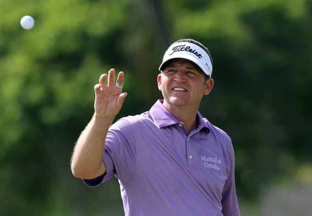 Professional golfer Jason Bohn makes obscene gesture after sinking ...