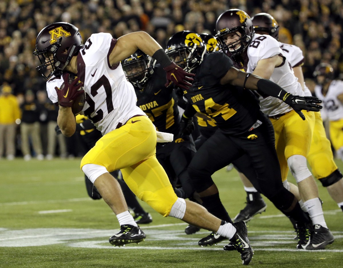 No. 8 Iowa holds off Minnesota 40-35 - Sports Illustrated