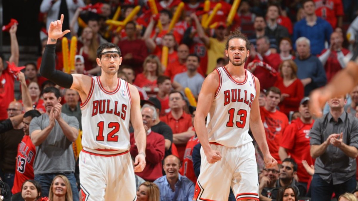 Chicago Bulls' Joakim Noah pranks Kirk Hinrich - Sports Illustrated