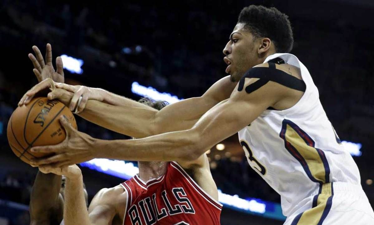Anthony Davis diagnosed with shoulder sprain, listed as day-to-day ...