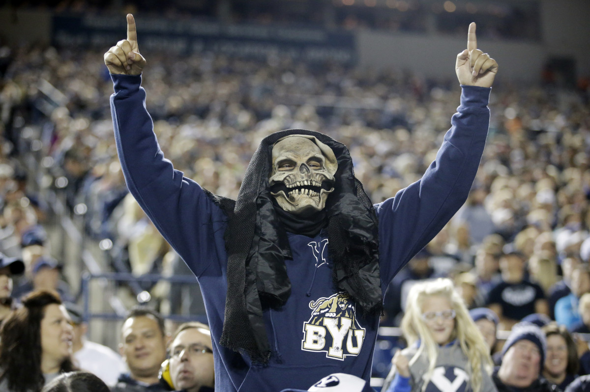 BYU overcomes 3 turnovers to beat UConn 30-13 - Sports Illustrated