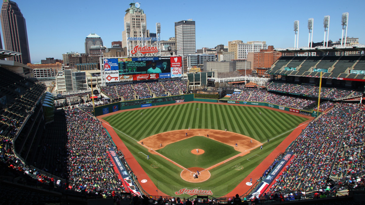 Indians fan catches home run while holding hot dog - Sports Illustrated
