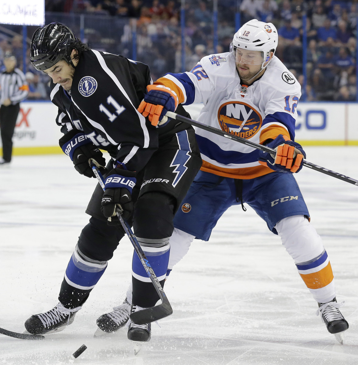 Tavares scores late, Islanders top Lightning 3-2 - Sports Illustrated