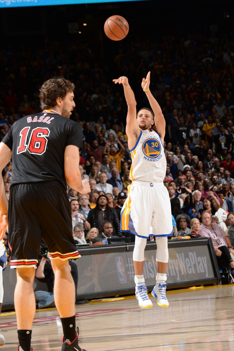 Curry leads Warriors to 14-0 start as they hold off Bulls - Sports ...