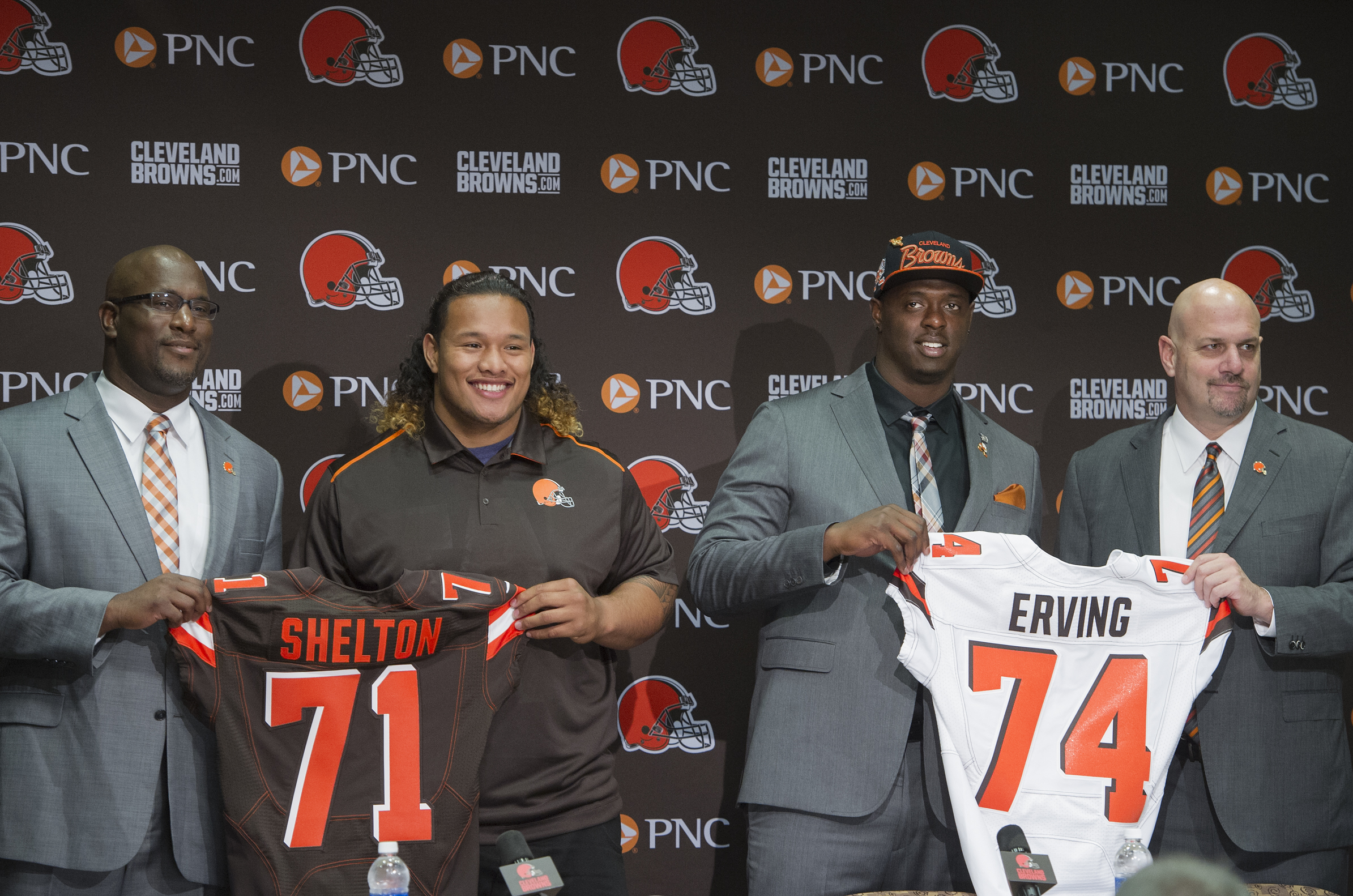 Browns sticking with draft plan, passing on playmakers - Sports Illustrated