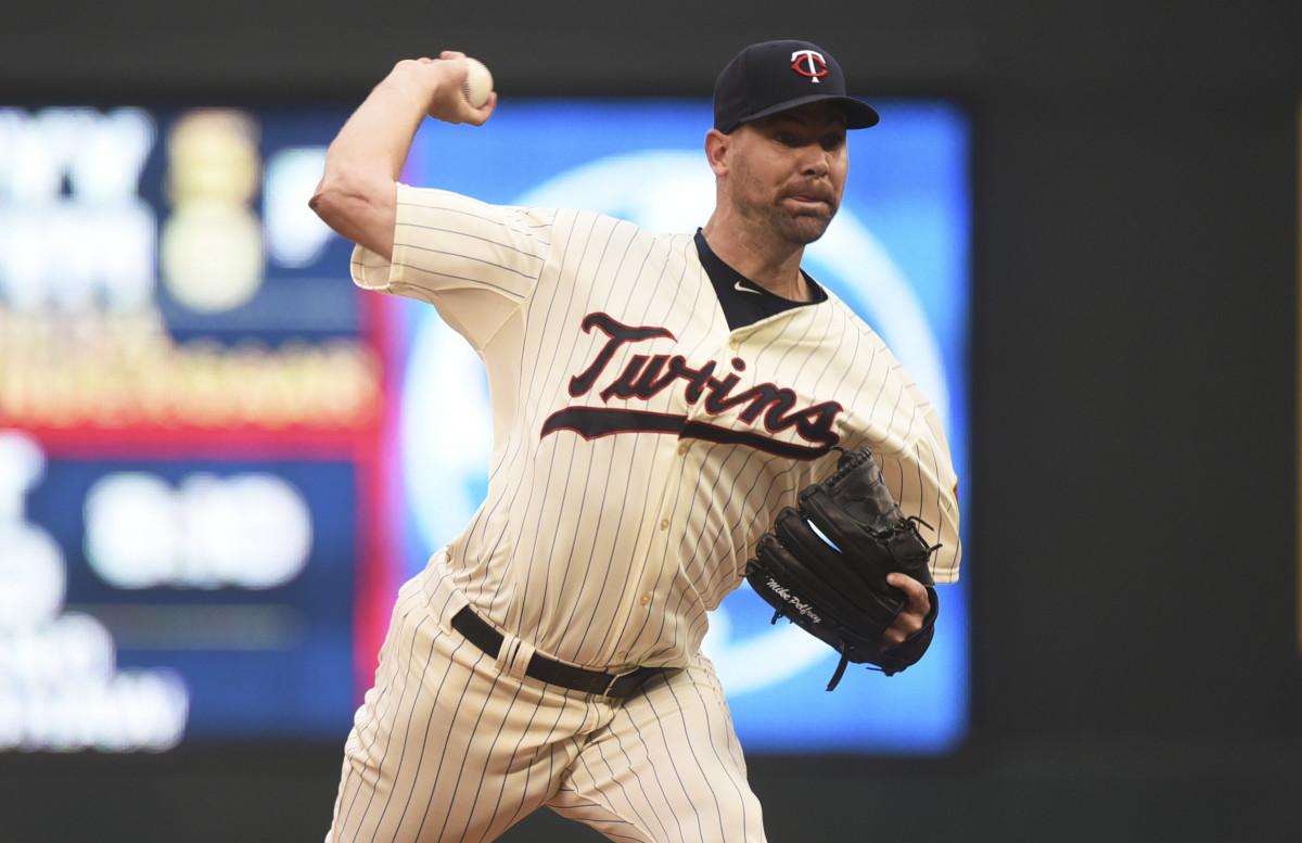 Tigers finalize $16M, 2-year deal with Pelfrey - Sports Illustrated