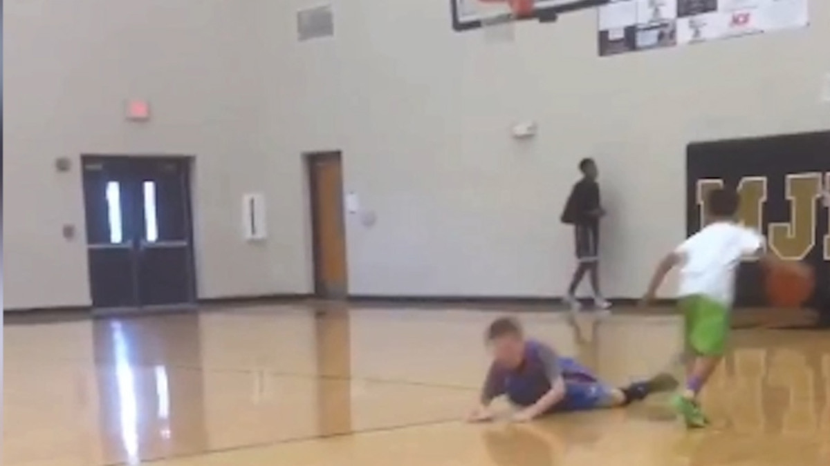 Little kid breaks ankles with killer crossover (video) - Sports Illustrated