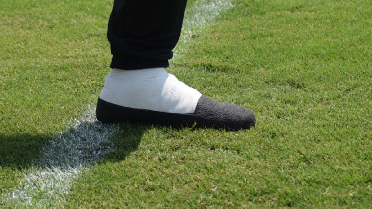 Duke Ihenacho taped his cleats so they looked like slippers - Sports ...