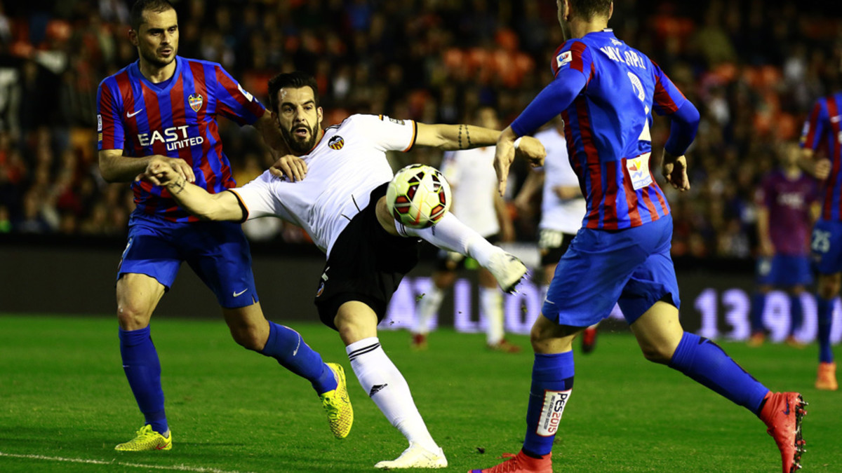 Valencia stays on track for Champions League with win vs. Levante ...