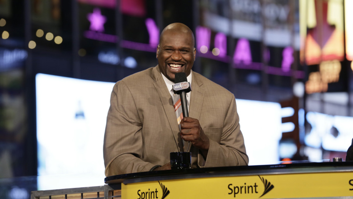Nba Playoffs Shaq Trips Falls On Set Of Tnt Halftime Show Sports