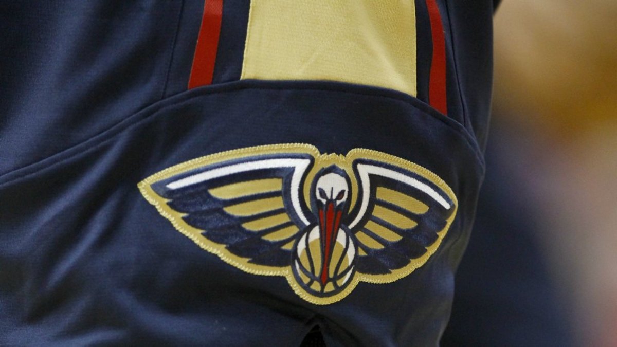 New Orleans Pelicans fan slips into courtside seat - Sports Illustrated