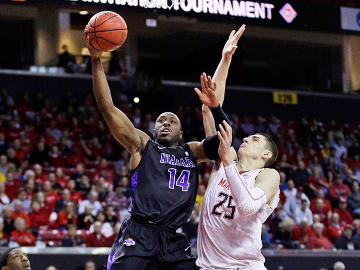 Niagara's Antoine Mason, the nation's second leading scorer last year ...