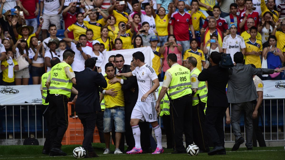 Fan invades pitch at James' Real Madrid presentation; James saves him ...