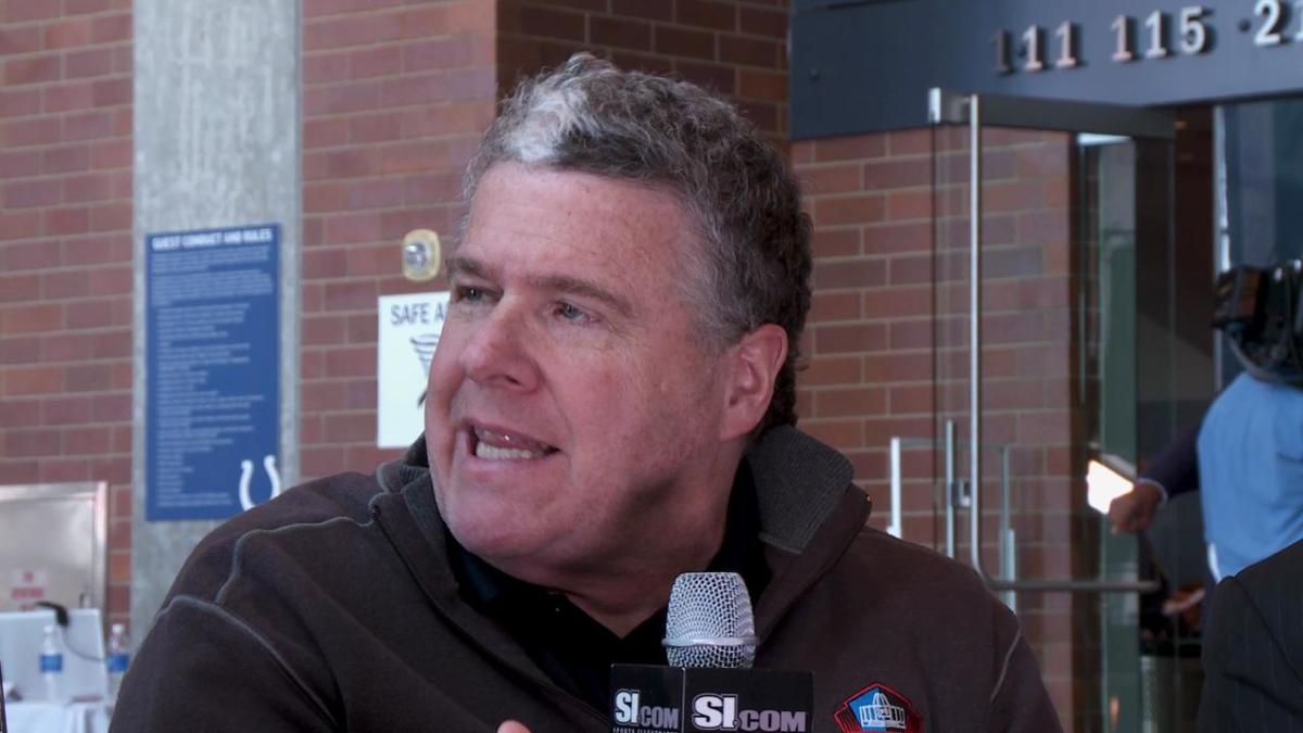 Missouri's Michael Sam attempts to focus on football at combine ...