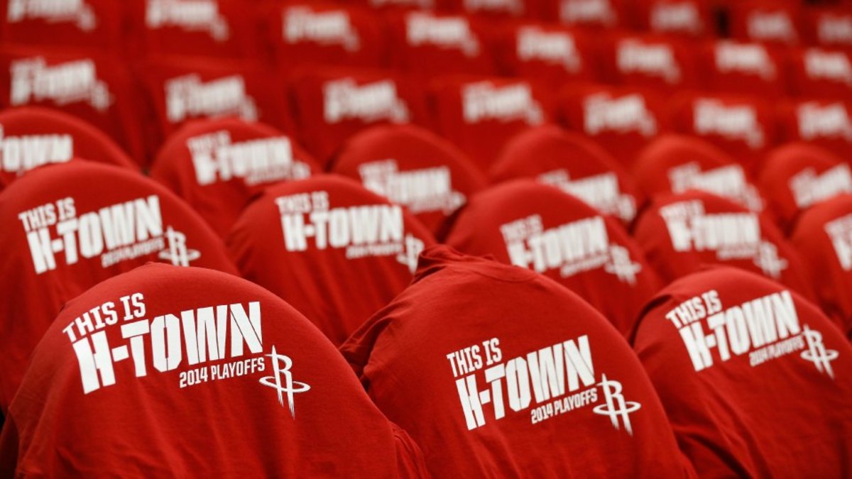 Houston Rockets fan unleashes hilarious striptease in the stands ...