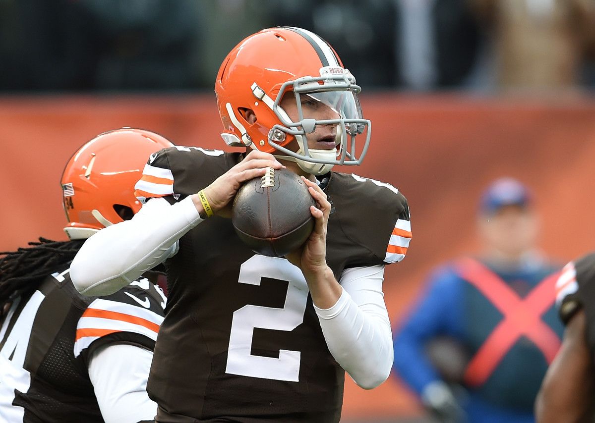 Video: Wallace Gilberry sacks Johnny Manziel, celebrates with money ...