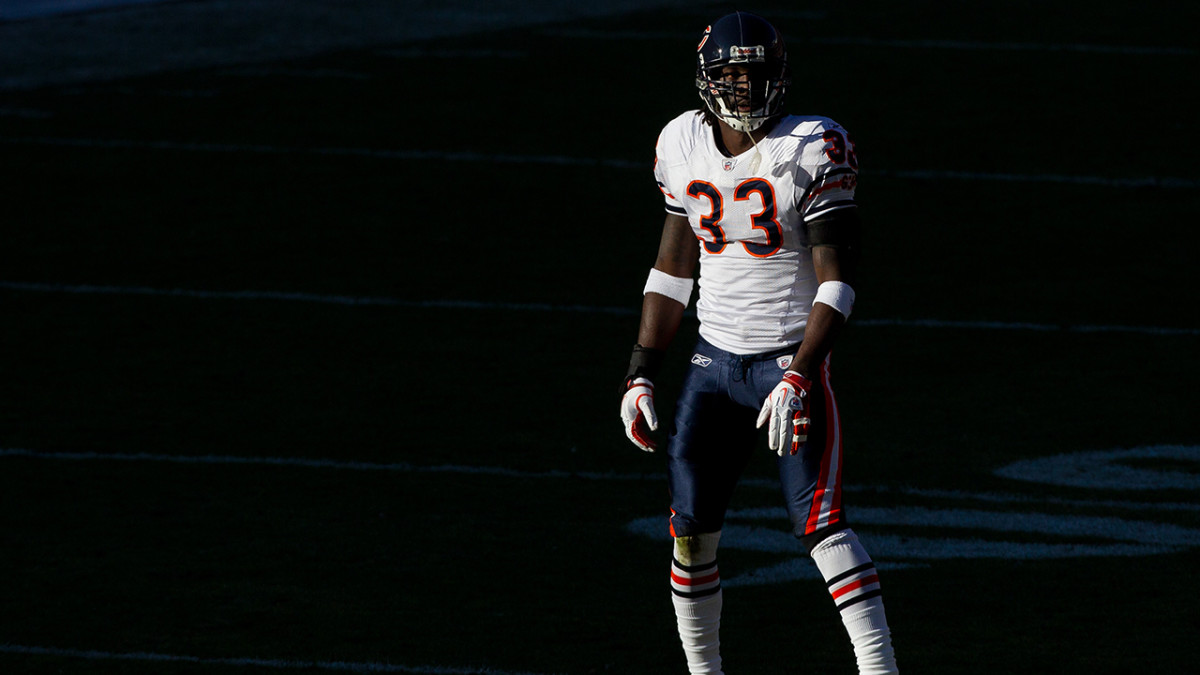 Former Chicago Bear Anthony Adams giving away Bears tickets to fan who ...