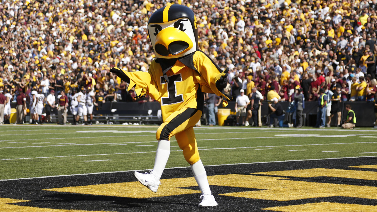 Iowa-Iowa State rivalry: Campus police talk trash on Twitter before big ...