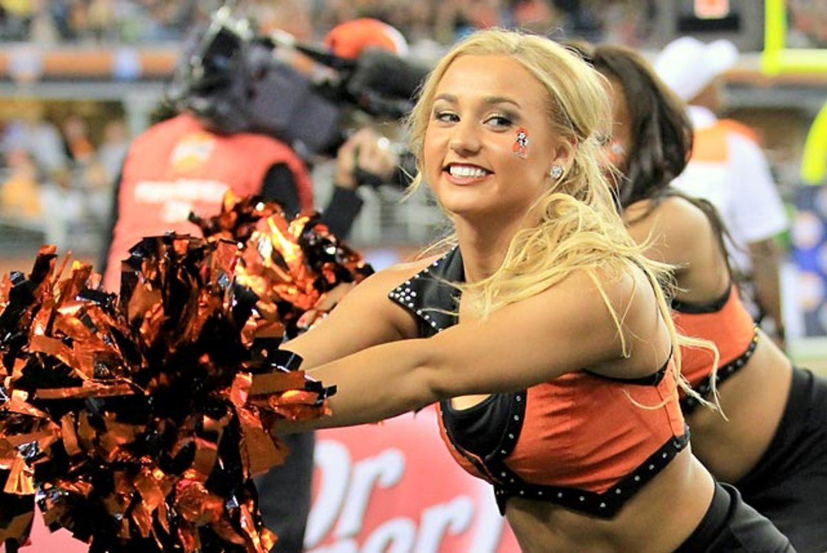 Cheerleader of the Week - Sports Illustrated