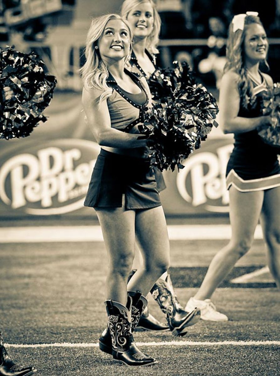 Cheerleader of the Week - Sports Illustrated
