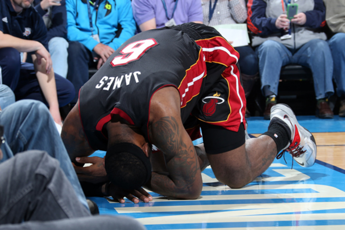 Heat's LeBron James suffers broken nose - Sports Illustrated