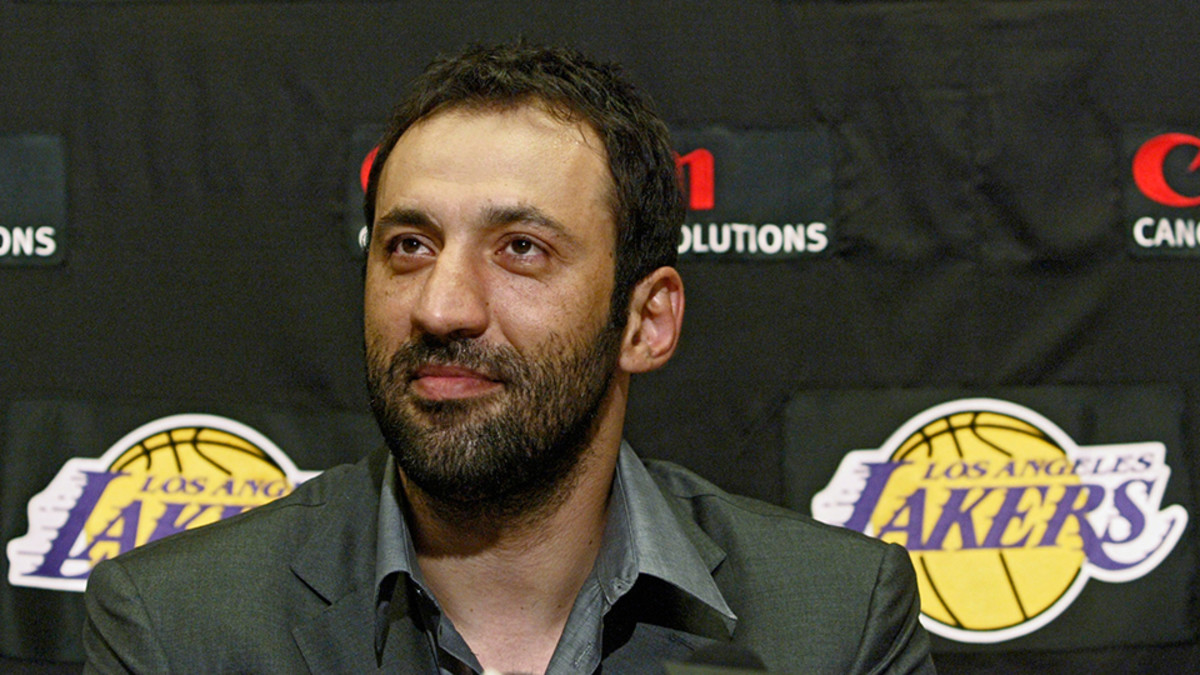Vlade Divac hits halfcourt shot at Lakers to win $90,000 for charity ...