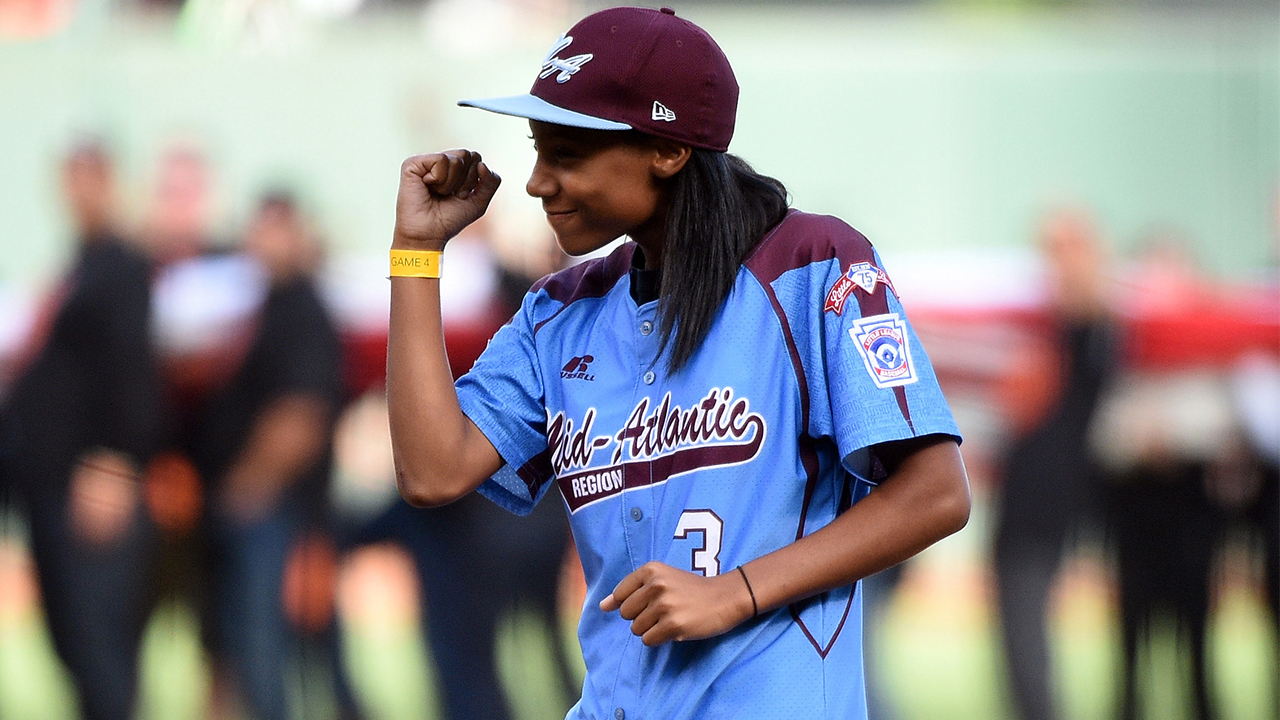 WATCH: Mo'ne Davis throws perfect first pitch strike - Sports Illustrated