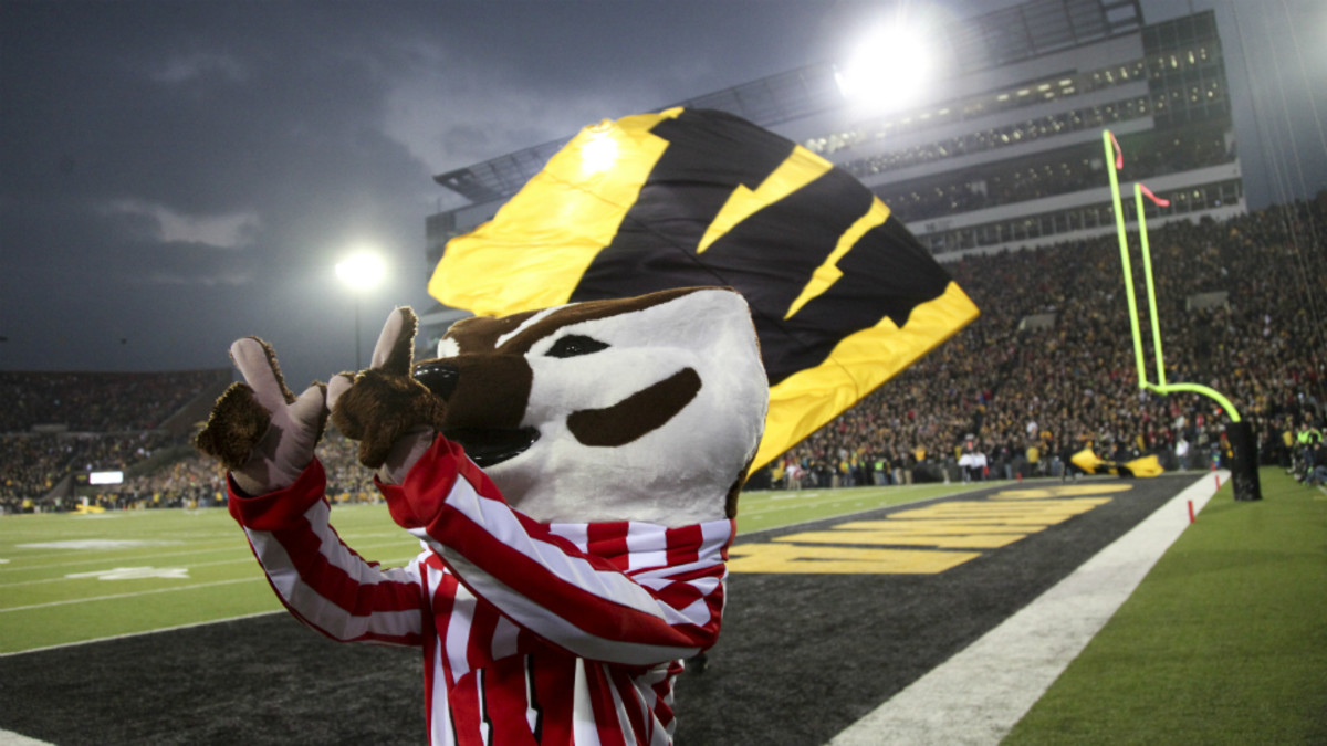 Bucky Badger trolled Goldy Gopher after Wisconsin's rivalry win over ...