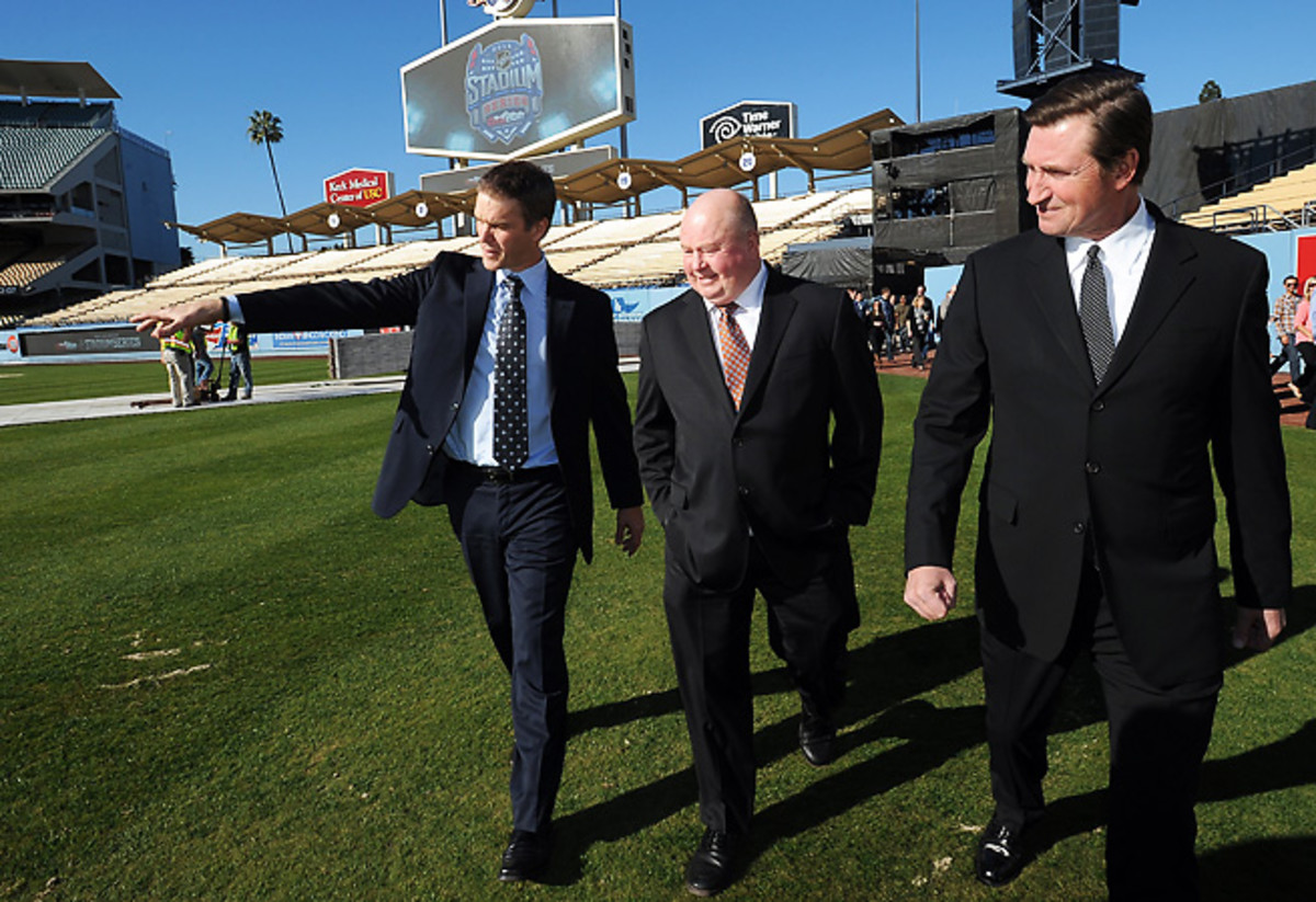 Wayne Gretzky, Luc Robitaille welcome the NHL to Dodger Stadium ...