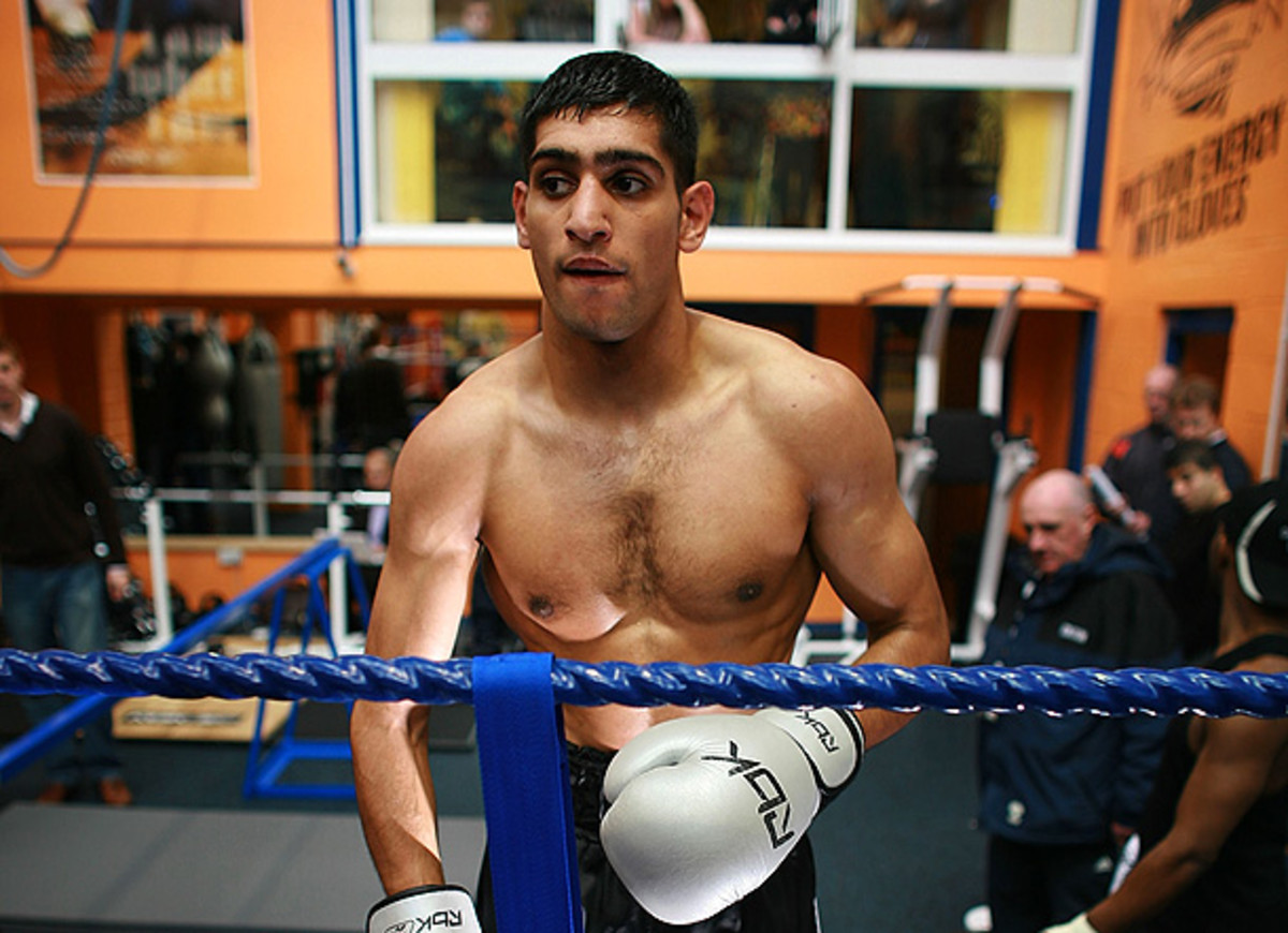 Amir Khan goes on Twitter rant after believing he lost potential Floyd ...