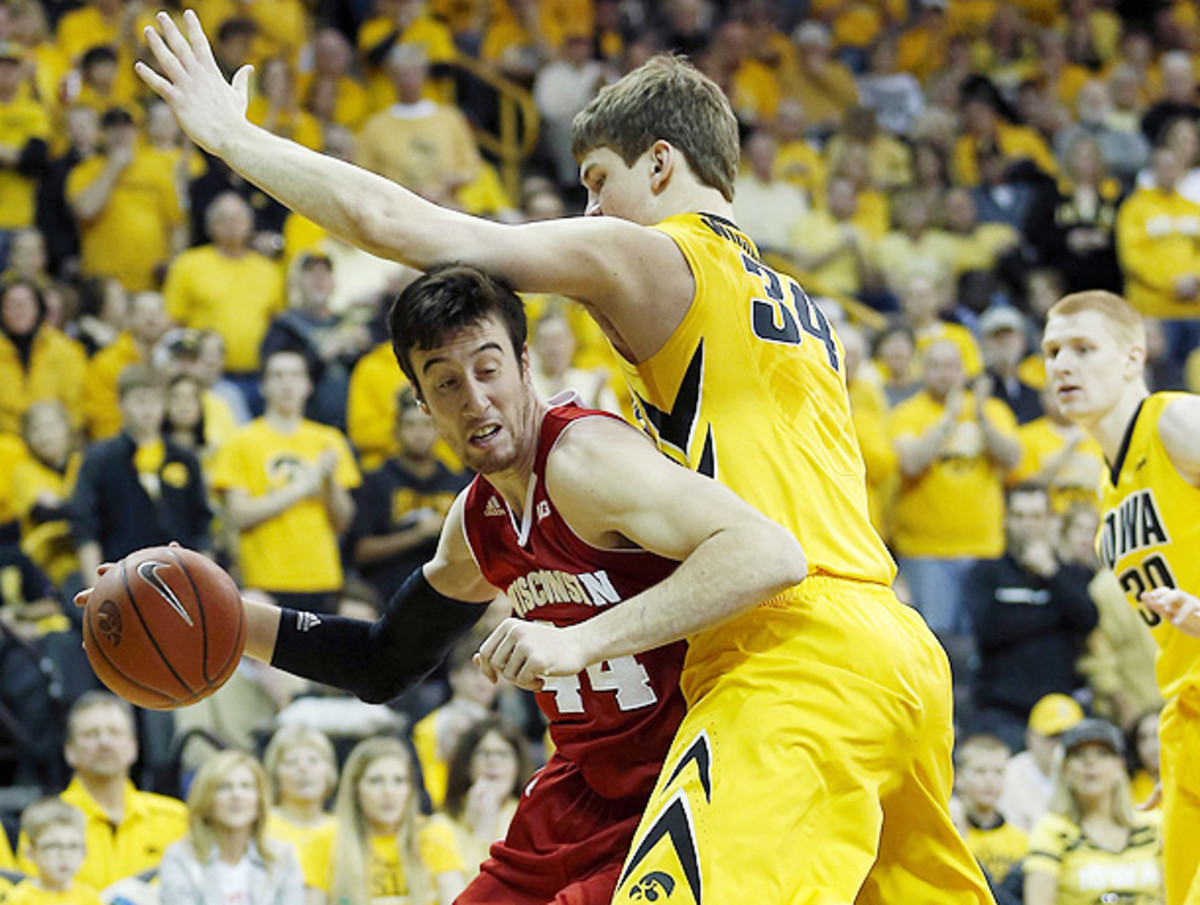 Frank Kaminsky leads surging Wisconsin to victory over Big Ten foe Iowa ...