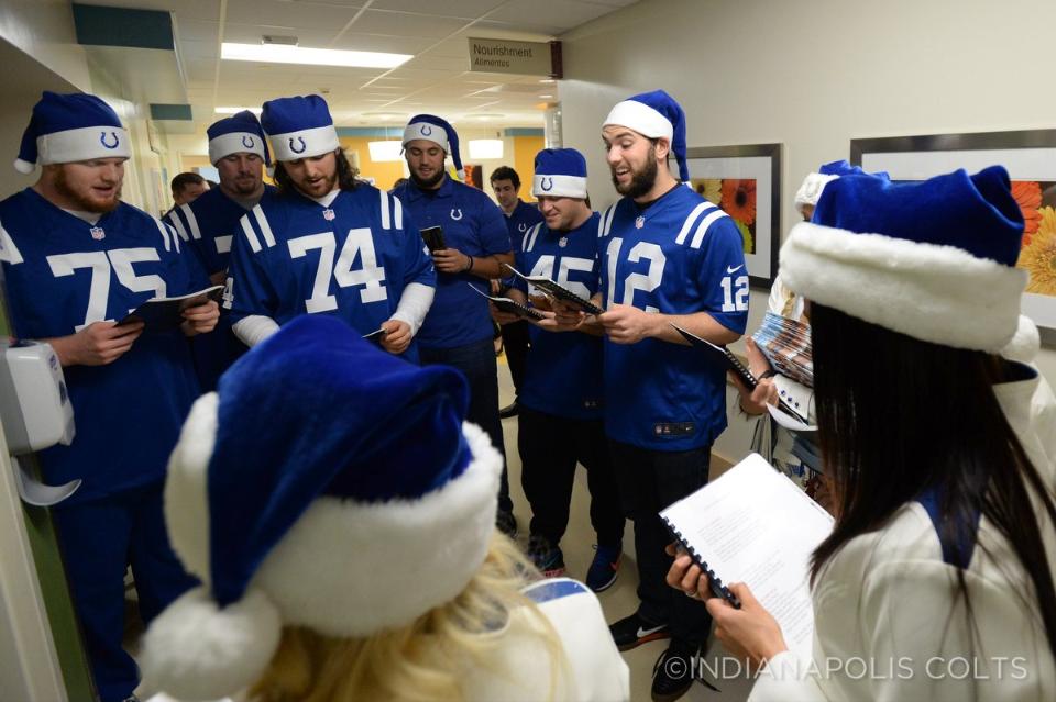 Video: Indianapolis Colts QB Andrew Luck and his linemen sang Christmas ...