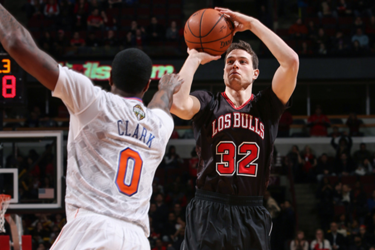 Jimmer Fredette makes Bulls debut after signing for rest of season ...